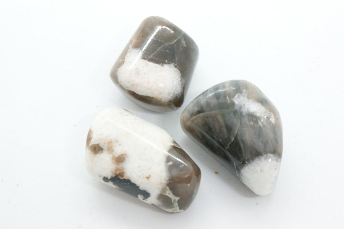 Kristall Månsten "Cloudy Moonstone" – Historiska Butiken i Wadköping